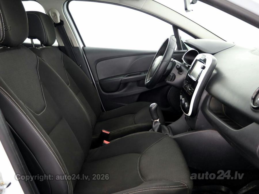 White Renault Clio 2015 in Tallinn, with an engine capacity of 1.50 L and mileage of 283 thousand km for 2799 €, photo 6 on AUTOMOTO.COM.LV