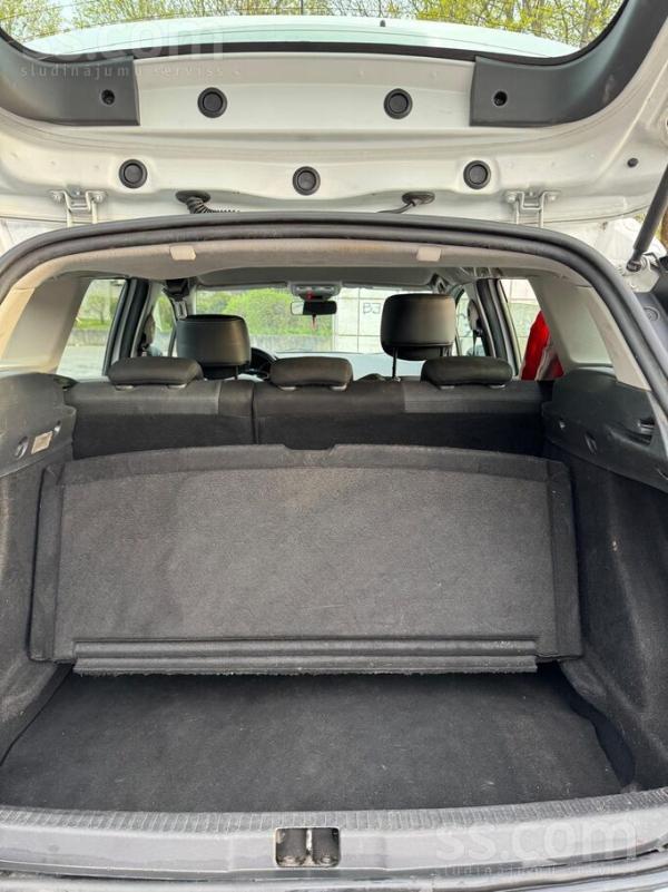 White Renault Clio 2015 in Riga, with an engine capacity of 1.50 L and mileage of 312 thousand km for 2400 €, photo 3 on AUTOMOTO.COM.LV