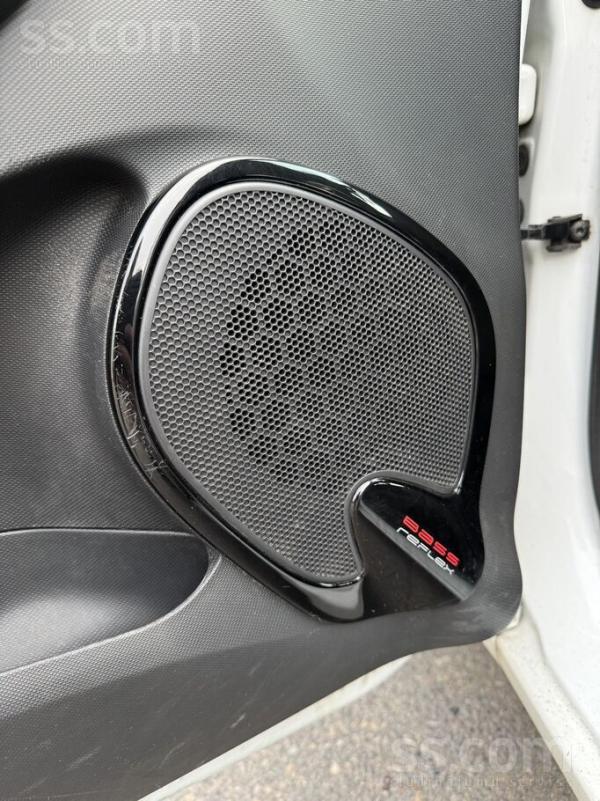 White Renault Clio 2015 in Riga, with an engine capacity of 1.50 L and mileage of 312 thousand km for 2400 €, photo 7 on AUTOMOTO.COM.LV