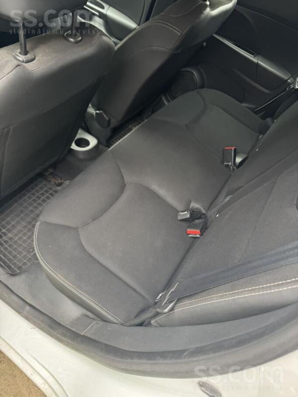 White Renault Clio 2015 in Riga, with an engine capacity of 1.50 L and mileage of 312 thousand km for 2400 €, photo 8 on AUTOMOTO.COM.LV