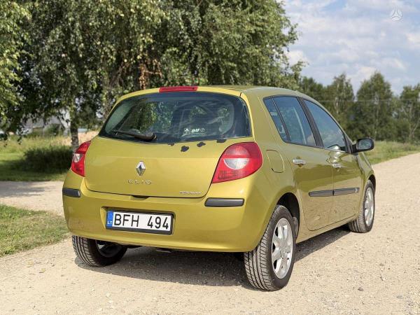 Yellow Renault Clio 2005 in Vilnius, with an engine capacity of 1.60 L and mileage of 145 thousand km for 1750 €, photo 2 on AUTOMOTO.COM.LV