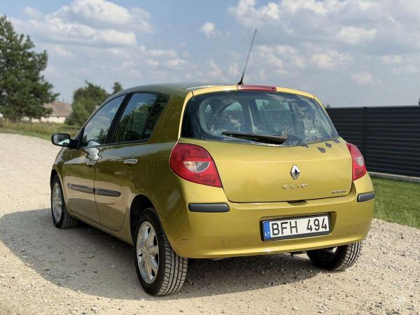 Yellow Renault Clio 2005 in Vilnius, with an engine capacity of 1.60 L and mileage of 145 thousand km for 1750 €, photo 4 on AUTOMOTO.COM.LV