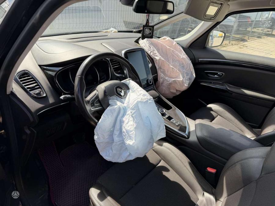 Black Renault Espace 2018 in Radviliskis, with an engine capacity of 1.60 L and mileage of 293 thousand km for 3300 €, photo 7 on AUTOMOTO.COM.LV