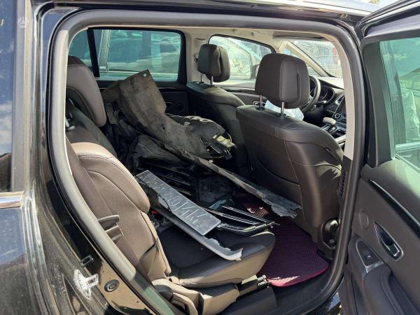 Black Renault Espace 2018 in Radviliskis, with an engine capacity of 1.60 L and mileage of 293 thousand km for 3300 €, photo 10 on AUTOMOTO.COM.LV