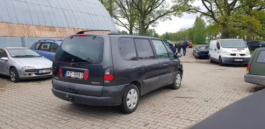 Black Renault Espace 2001 in Valmiera, with an engine capacity of 1.90 L and mileage of 392 thousand km for 1250 €, photo 4 on AUTOMOTO.COM.LV
