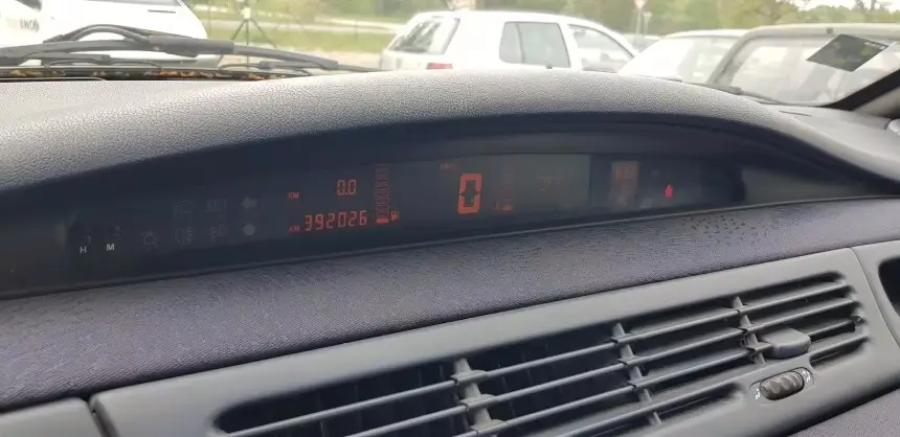 Black Renault Espace 2001 in Valmiera, with an engine capacity of 1.90 L and mileage of 392 thousand km for 1250 €, photo 12 on AUTOMOTO.COM.LV