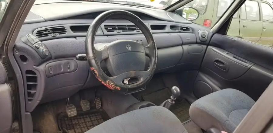 Black Renault Espace 2001 in Valmiera, with an engine capacity of 1.90 L and mileage of 392 thousand km for 1250 €, photo 13 on AUTOMOTO.COM.LV