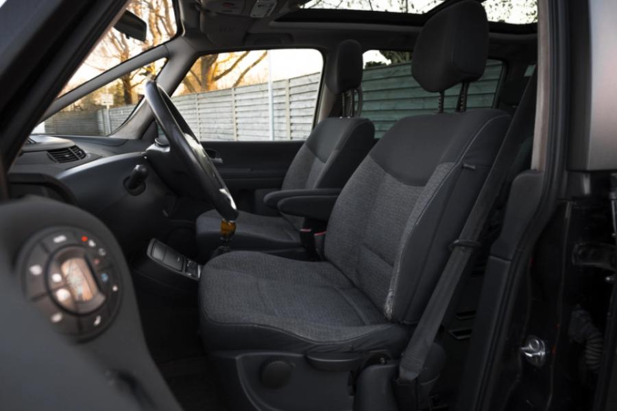 Black Renault Espace 2008 in Riga, with an engine capacity of 2.00 L and mileage of 336 thousand km for 2400 €, photo 11 on AUTOMOTO.COM.LV