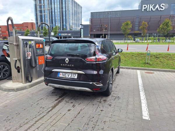 Renault Espace 2016 in Vilnius on AUTOMOTO.COM.LV Black Renault Espace 2016 in Vilnius, with an engine capacity of 1.60 L and mileage of 240 thousand km for 11000 €, photo 7 on AUTOMOTO.COM.LV