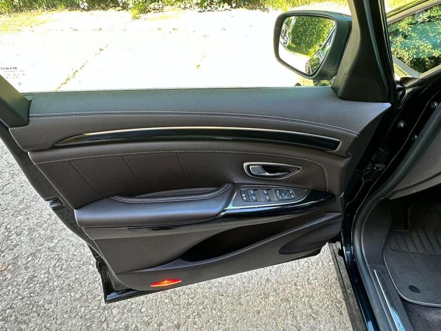 Black Renault Espace 2018 in Siauliai, with an engine capacity of 1.60 L and mileage of 129 thousand km for 12950 €, photo 28 on AUTOMOTO.COM.LV