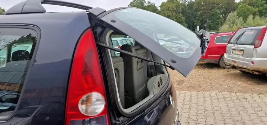 Blue Renault Espace 2004 in Valmiera, with an engine capacity of 2.20 L and mileage of 259 thousand km for 1350 €, photo 13 on AUTOMOTO.COM.LV