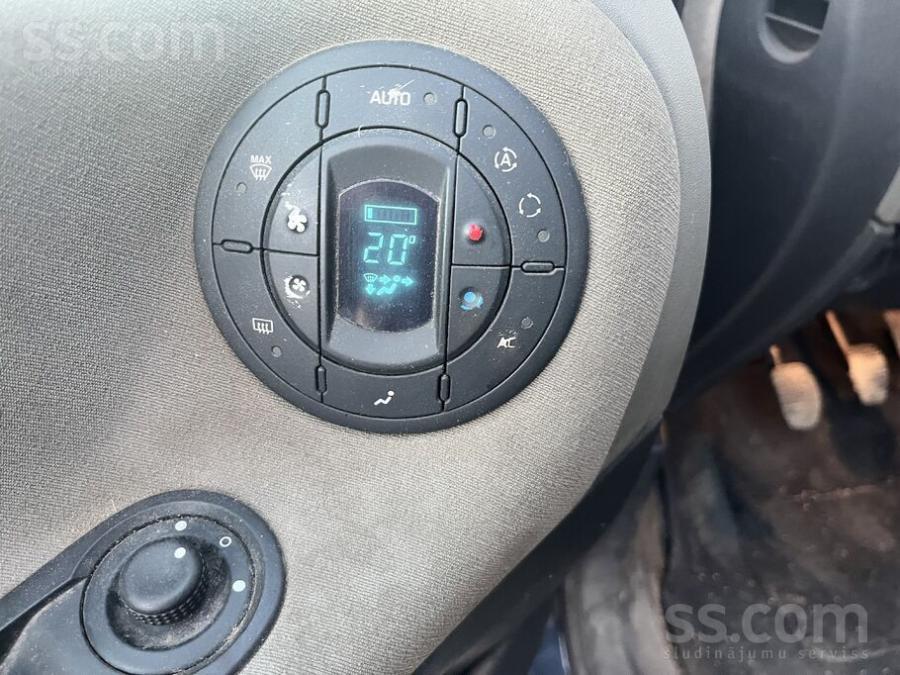 Blue Renault Espace 2004 in Daugavpils, with an engine capacity of 2.20 L and mileage of 242 thousand km for 1000 €, photo 7 on AUTOMOTO.COM.LV