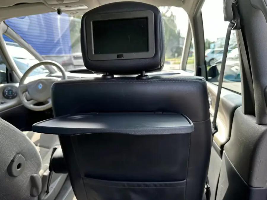 Grey Renault Espace 2004 in Riga, with an engine capacity of 3.00 L and mileage of 310 thousand km for 990 €, photo 15 on AUTOMOTO.COM.LV