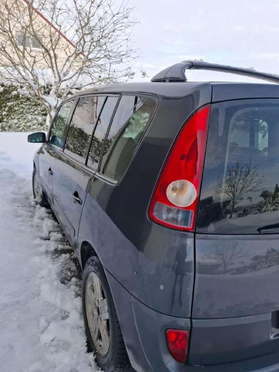 Pelēks Renault Espace 2005 Klaipėda, ar dzinēja tilpumu 2.19 L un nobraukumu 285 tūkst. km par 2000 €, foto 13 vietnē AUTOMOTO.COM.LV