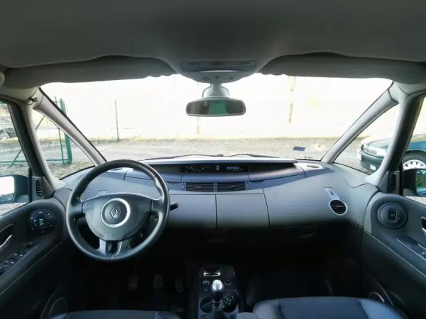 Grey Renault Espace 2005 in Kuldiga, with an engine capacity of 2.20 L and mileage of 273 thousand km for 1900 €, photo 5 on AUTOMOTO.COM.LV