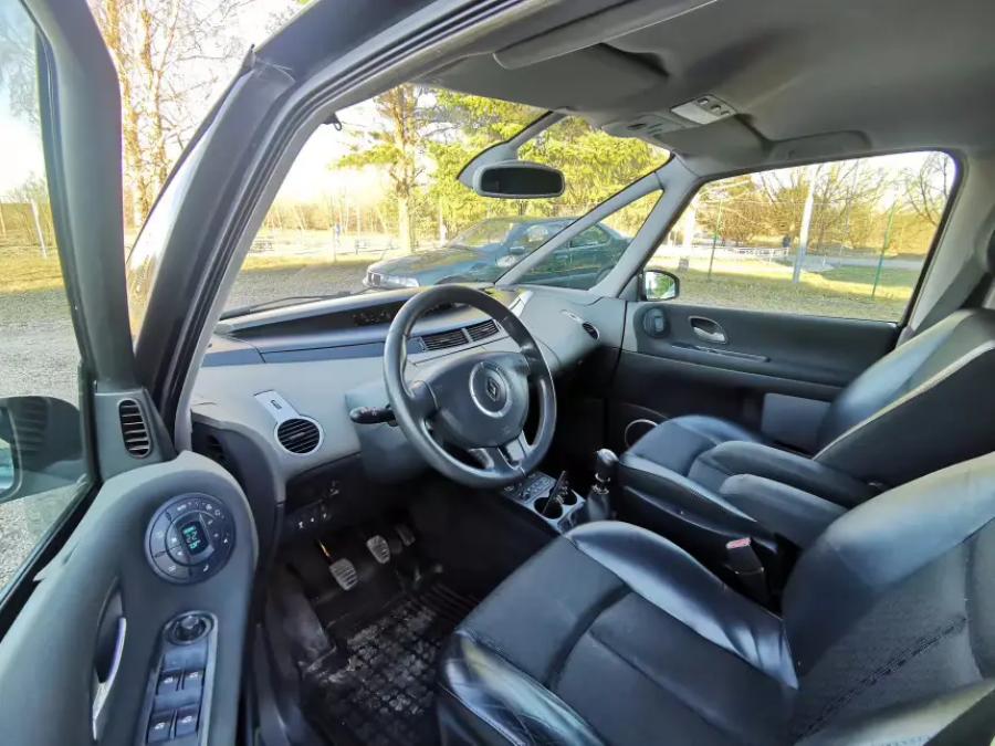 Pelēks Renault Espace 2005 Kuldīga, ar dzinēja tilpumu 2.20 L un nobraukumu 273 tūkst. km par 1900 €, foto 14 vietnē AUTOMOTO.COM.LV