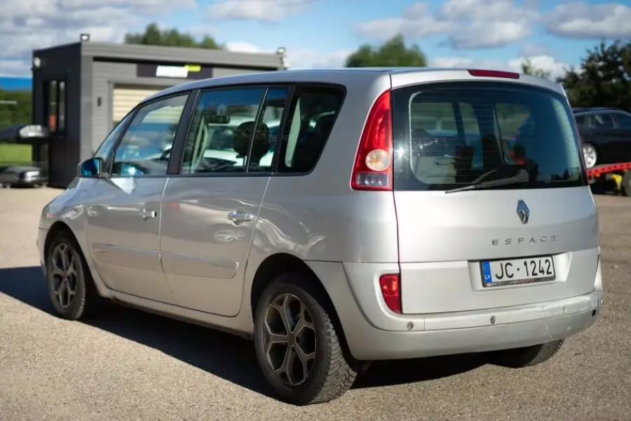 Pelēks Renault Espace 2005 Liepāja, ar dzinēja tilpumu 2.20 L un nobraukumu 359 tūkst. km par 1200 €, foto 3 vietnē AUTOMOTO.COM.LV
