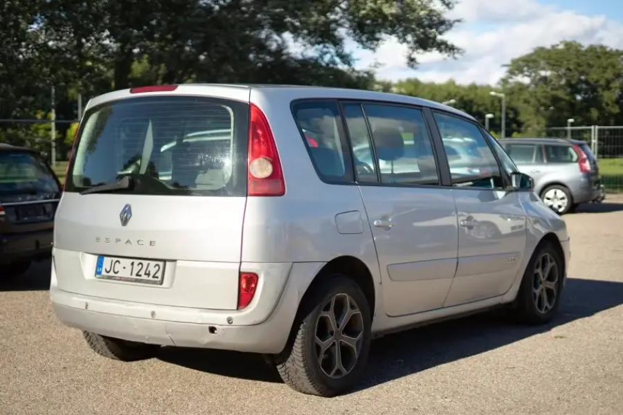 Pelēks Renault Espace 2005 Liepāja, ar dzinēja tilpumu 2.20 L un nobraukumu 359 tūkst. km par 1200 €, foto 5 vietnē AUTOMOTO.COM.LV