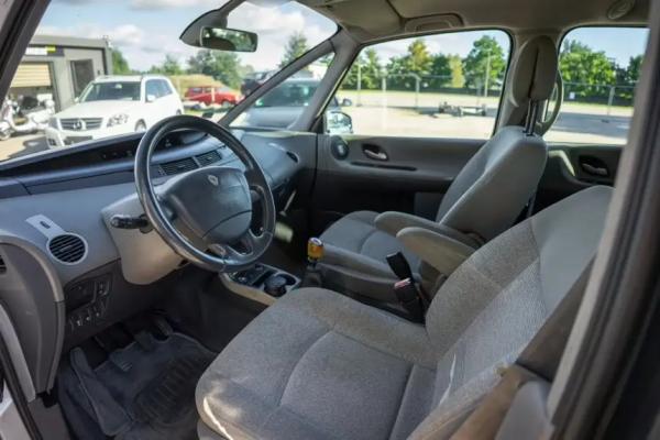 Grey Renault Espace 2005 in Liepaja, with an engine capacity of 2.20 L and mileage of 359 thousand km for 1200 €, photo 8 on AUTOMOTO.COM.LV