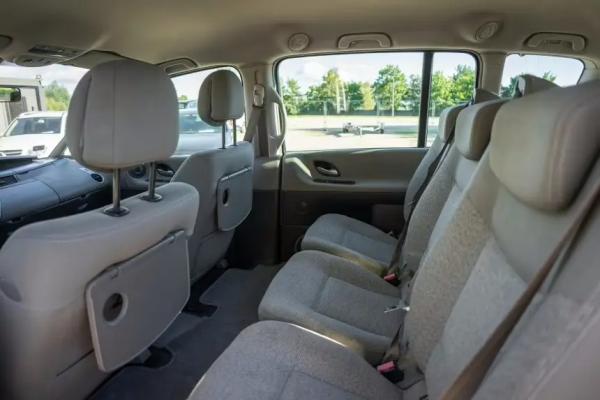 Grey Renault Espace 2005 in Liepaja, with an engine capacity of 2.20 L and mileage of 359 thousand km for 1200 €, photo 9 on AUTOMOTO.COM.LV