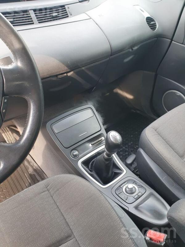 Pelēks Renault Espace 2009 Ludza, ar dzinēja tilpumu 2.00 L un nobraukumu 282 tūkst. km par 3300 €, foto 8 vietnē AUTOMOTO.COM.LV