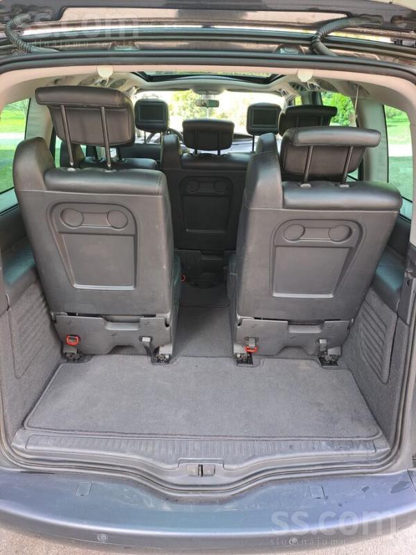 Grey Renault Espace 2010 in Ogre, with an engine capacity of 2.00 L and mileage of 254 thousand km for 3950 €, photo 8 on AUTOMOTO.COM.LV