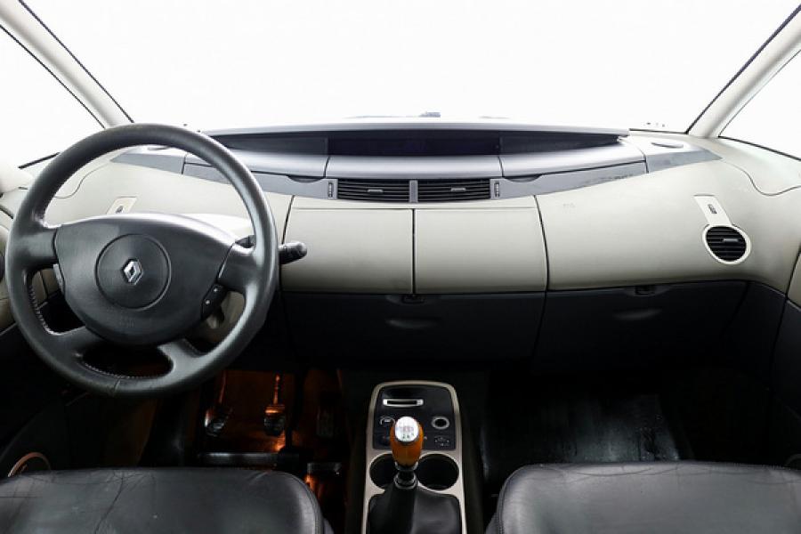 Grey Renault Espace 2003 in Tallinn, with an engine capacity of 2.20 L and mileage of 309 thousand km for 899 €, photo 6 on AUTOMOTO.COM.LV