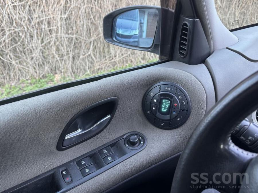 Renault Espace 2006 Rīga, ar dzinēja tilpumu 2.20 L un nobraukumu 288 tūkst. km par 2300 €, foto 7 vietnē AUTOMOTO.COM.LV