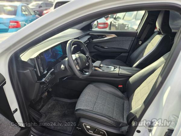 White Renault Espace 2024 in Tallinn, with an engine capacity of 1.20 L and mileage of 31 thousand km for 33900 €, photo 4 on AUTOMOTO.COM.LV