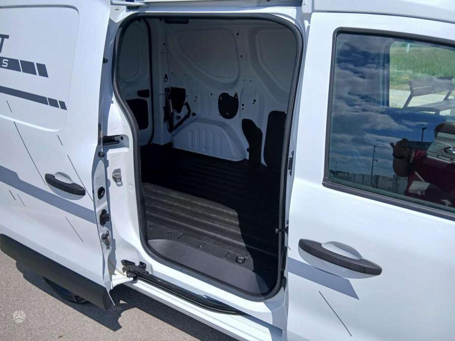 White Renault Express 2021 in Marijampole, with an engine capacity of 1.46 L and mileage of 124 thousand km for 8150 €, photo 35 on AUTOMOTO.COM.LV