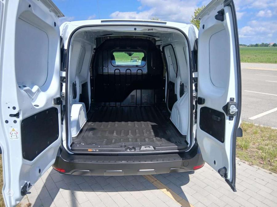 White Renault Express 2021 in Marijampole, with an engine capacity of 1.46 L and mileage of 124 thousand km for 8150 €, photo 37 on AUTOMOTO.COM.LV