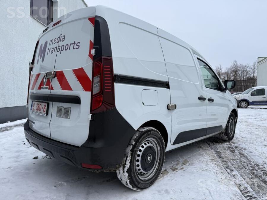 White Renault Express 2022 in Riga, with an engine capacity of 1.50 L and mileage of 74 thousand km for 9950 €, photo 4 on AUTOMOTO.COM.LV