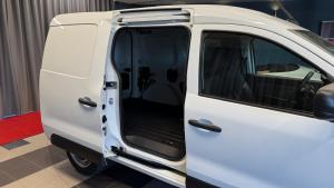 White Renault Express 2022 in Riga, with an engine capacity of 1.50 L and mileage of 67 thousand km for 10990 €, photo 14 on AUTOMOTO.COM.LV