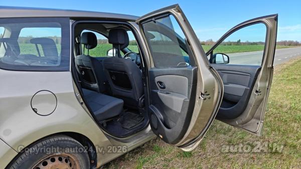 Smilšu krāsa Renault Grand Scenic 2011 Tartu, ar dzinēja tilpumu 1.60 L un nobraukumu 250 tūkst. km par 4790 €, foto 5 vietnē AUTOMOTO.COM.LV