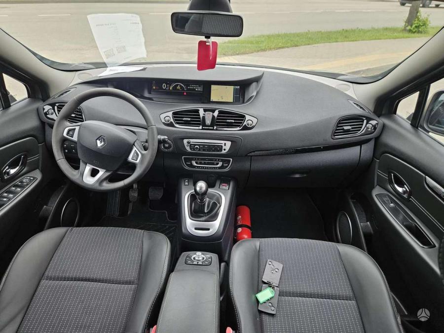 Brown Renault Grand Scenic 2012 in Siauliai, with an engine capacity of 1.60 L and mileage of 296 thousand km for 4050 €, photo 14 on AUTOMOTO.COM.LV