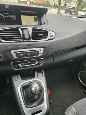 Brown Renault Grand Scenic 2012 in Siauliai, with an engine capacity of 1.60 L and mileage of 296 thousand km for 4050 €, photo 22 on AUTOMOTO.COM.LV