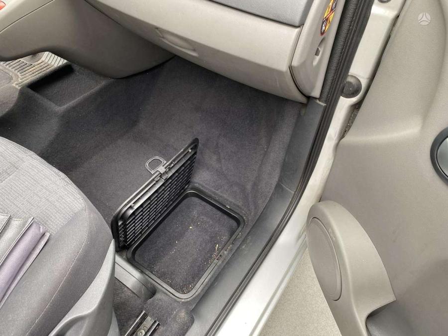 Grey Renault Grand Scenic 2008 in Vilnius, with an engine capacity of 1.60 L and mileage of 206 thousand km for 1450 €, photo 19 on AUTOMOTO.COM.LV