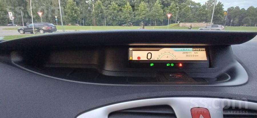 Grey Renault Grand Scenic 2009 in Riga, with an engine capacity of 1.40 L and mileage of 209 thousand km for 3200 €, photo 17 on AUTOMOTO.COM.LV