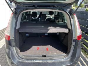 Pelēks Renault Grand Scenic 2010 Klaipėda, ar dzinēja tilpumu 2.00 L un nobraukumu 199 tūkst. km par 1200 €, foto 10 vietnē AUTOMOTO.COM.LV