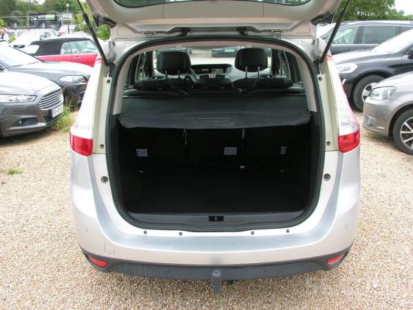 Grey Renault Grand Scenic 2011 in Riga, with an engine capacity of 1.50 L and mileage of 242 thousand km for 4850 €, photo 5 on AUTOMOTO.COM.LV
