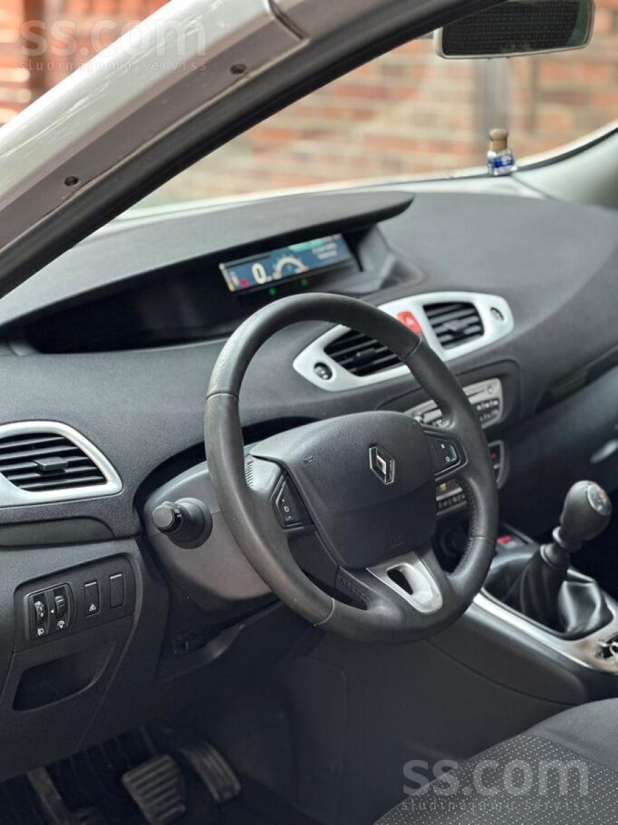Pelēks Renault Grand Scenic 2011 Cēsis, ar dzinēja tilpumu 1.50 L un nobraukumu 355 tūkst. km par 2990 €, foto 11 vietnē AUTOMOTO.COM.LV
