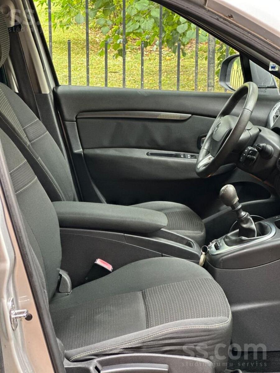 Pelēks Renault Grand Scenic 2011 Cēsis, ar dzinēja tilpumu 1.50 L un nobraukumu 355 tūkst. km par 2990 €, foto 12 vietnē AUTOMOTO.COM.LV