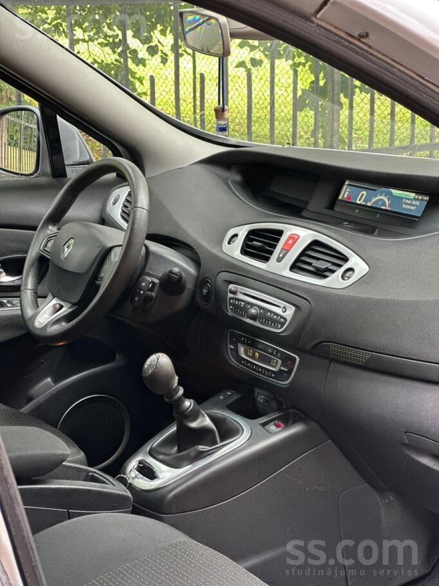 Pelēks Renault Grand Scenic 2011 Cēsis, ar dzinēja tilpumu 1.50 L un nobraukumu 355 tūkst. km par 2990 €, foto 14 vietnē AUTOMOTO.COM.LV