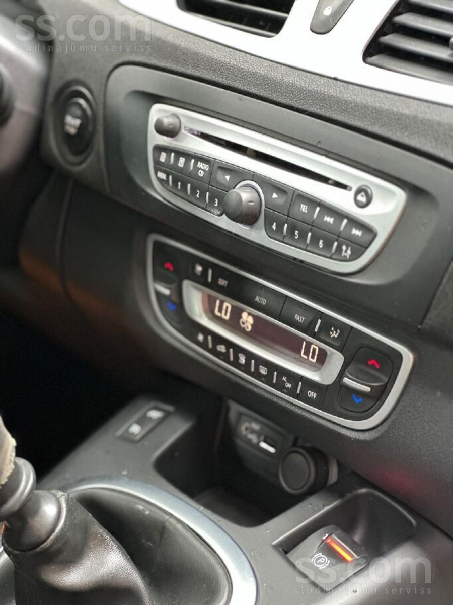 Pelēks Renault Grand Scenic 2011 Cēsis, ar dzinēja tilpumu 1.50 L un nobraukumu 355 tūkst. km par 2990 €, foto 21 vietnē AUTOMOTO.COM.LV