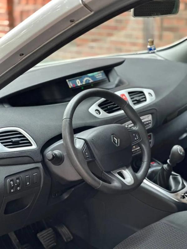 Grey Renault Grand Scenic 2011 in Cesis, with an engine capacity of 1.50 L and mileage of 355 thousand km for 2990 €, photo 10 on AUTOMOTO.COM.LV