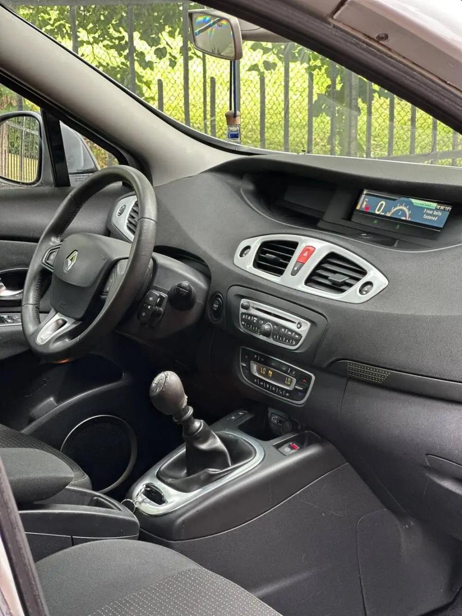 Grey Renault Grand Scenic 2011 in Cesis, with an engine capacity of 1.50 L and mileage of 355 thousand km for 2990 €, photo 14 on AUTOMOTO.COM.LV