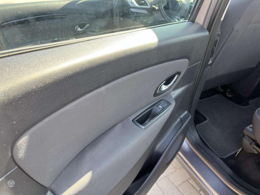 Grey Renault Grand Scenic 2014 in Taurage, with an engine capacity of 1.46 L and mileage of 198 thousand km for 4200 €, photo 19 on AUTOMOTO.COM.LV