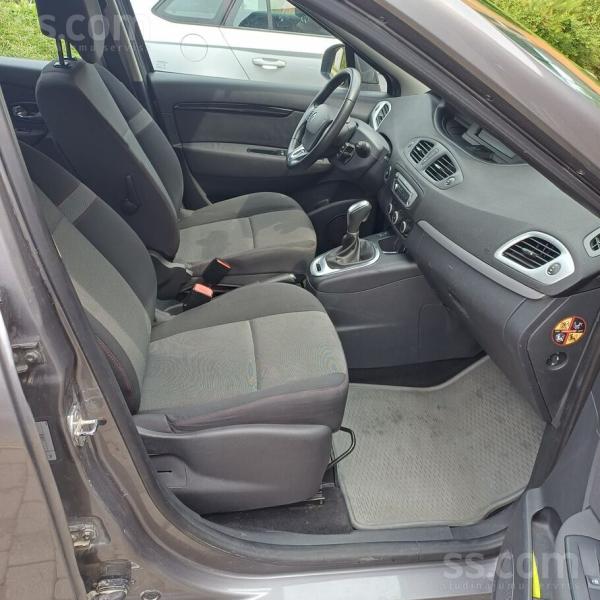 Pelēks Renault Grand Scenic 2015 Rīga, ar dzinēja tilpumu 1.50 L un nobraukumu 204 tūkst. km par 5600 €, foto 5 vietnē AUTOMOTO.COM.LV