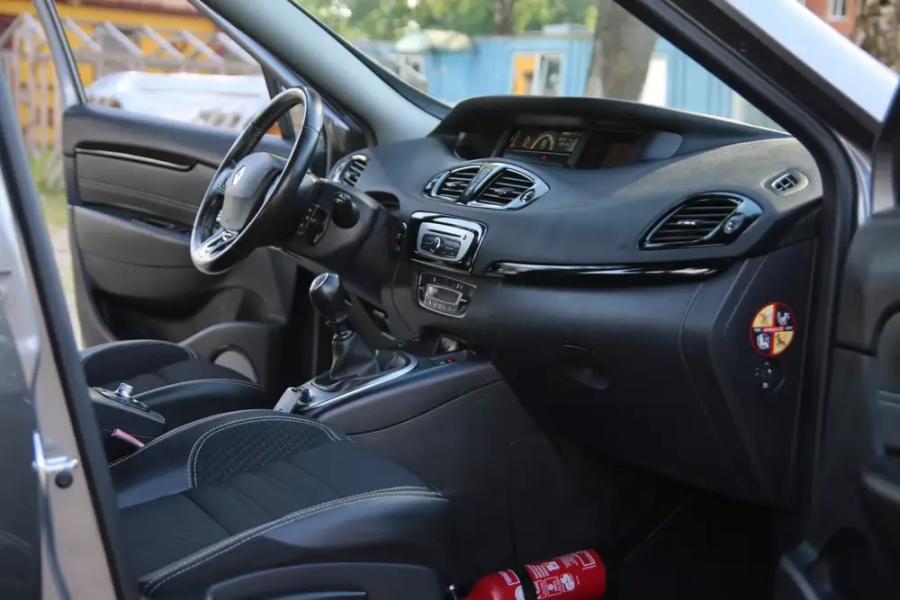 Grey Renault Grand Scenic 2016 in Riga, with an engine capacity of 1.60 L and mileage of 109 thousand km for 6990 €, photo 15 on AUTOMOTO.COM.LV