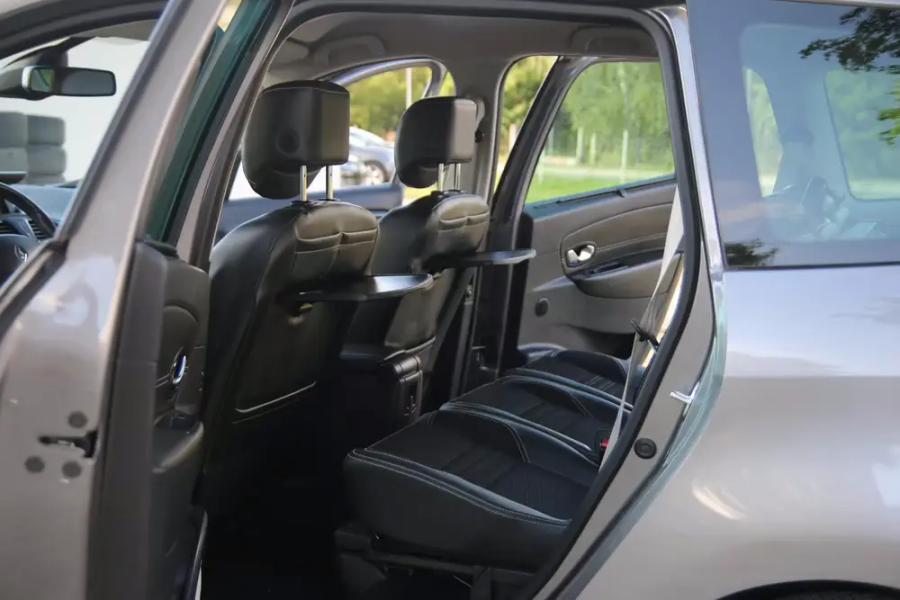 Grey Renault Grand Scenic 2016 in Riga, with an engine capacity of 1.60 L and mileage of 109 thousand km for 6990 €, photo 16 on AUTOMOTO.COM.LV